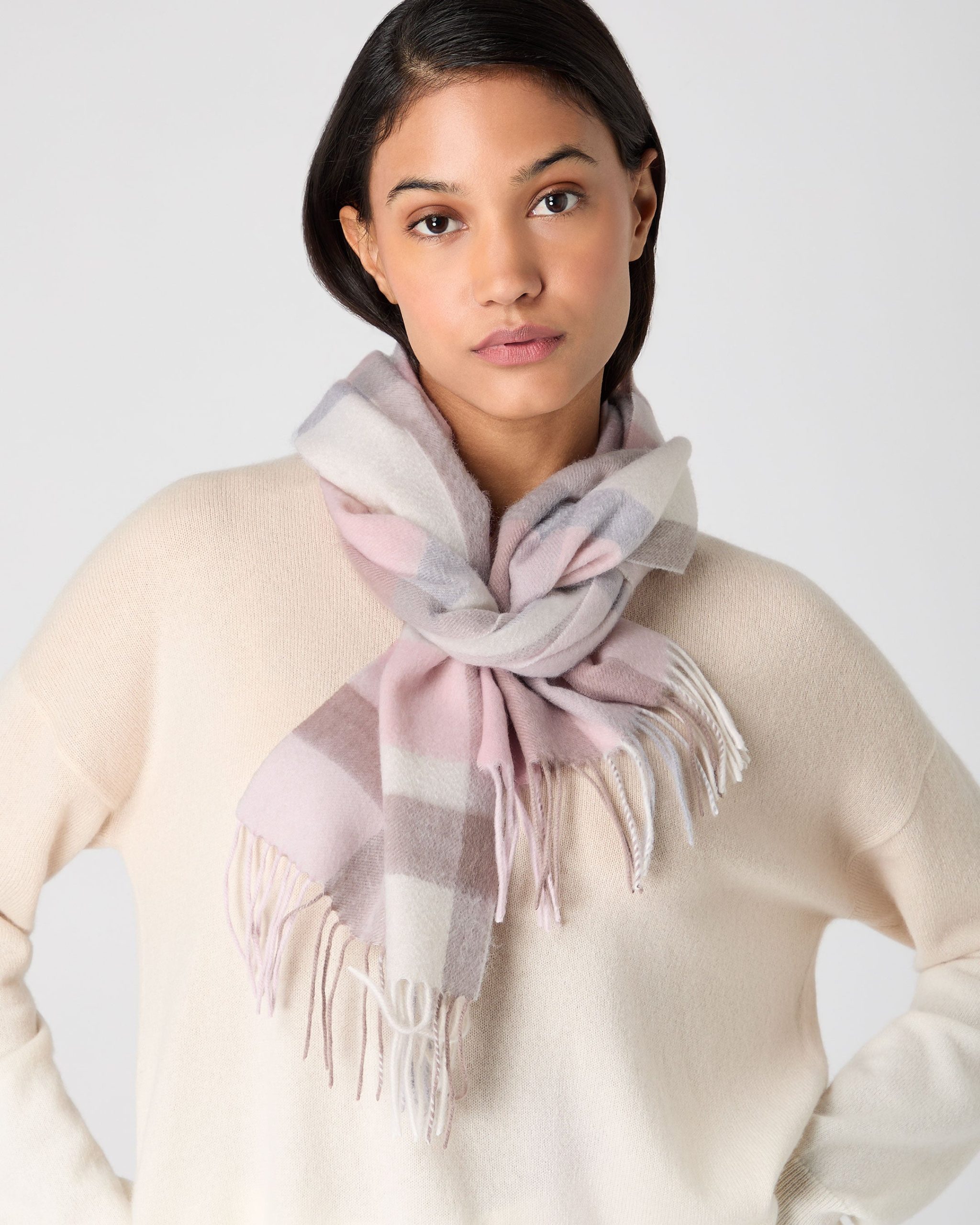 Women's cashmere scarf: Exploring the Timeless Elegance of it